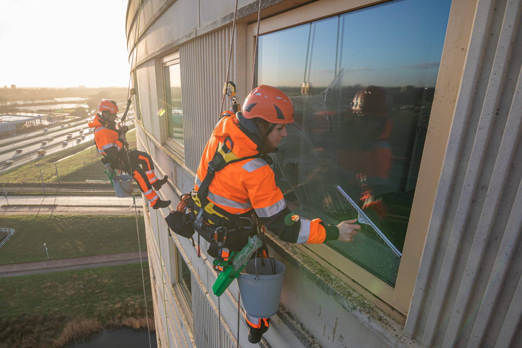 Glasbewassing op hoogte in Nederland - Rope Access Plus Rotterdam